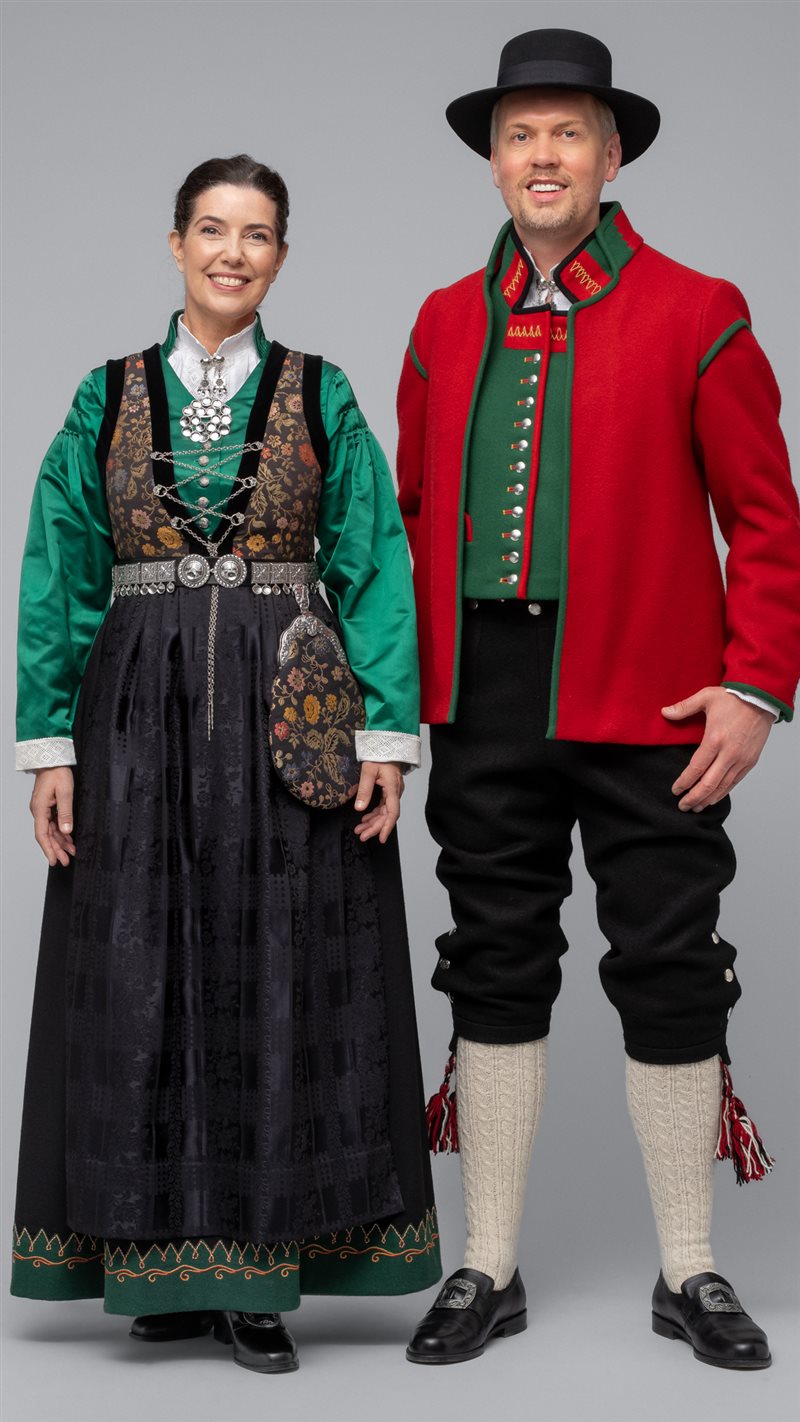 Sognebunad sort med grønn skjorte - Norsk Flid nettbutikk og bunader