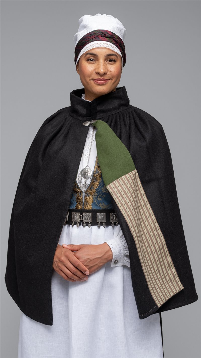 Kvinnebunaden fra Nordmøre - Norsk Flid nettbutikk og bunader