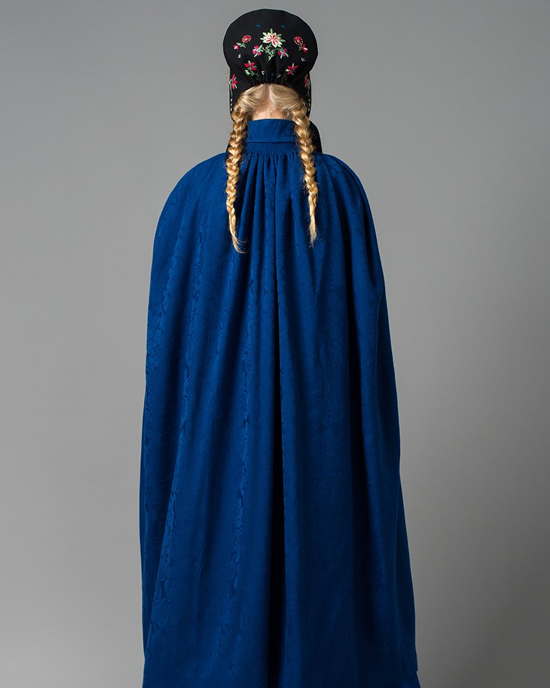 Rød Trønderbunad fra Trøndelag - Norsk Flid nettbutikk og bunader