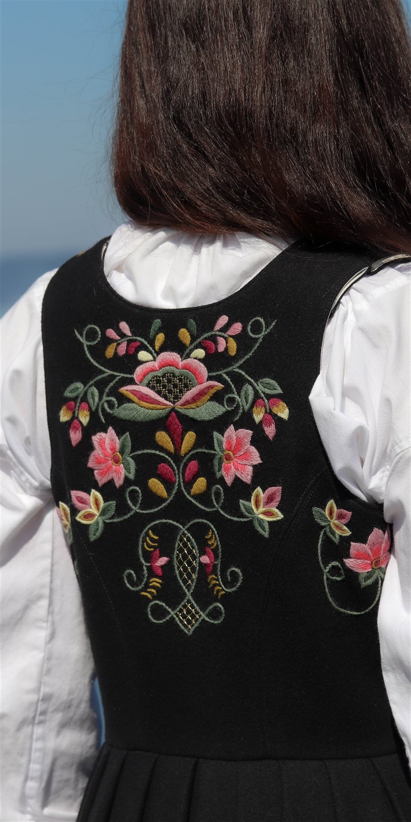 Lundebydrakt - Norsk Flid nettbutikk og bunader