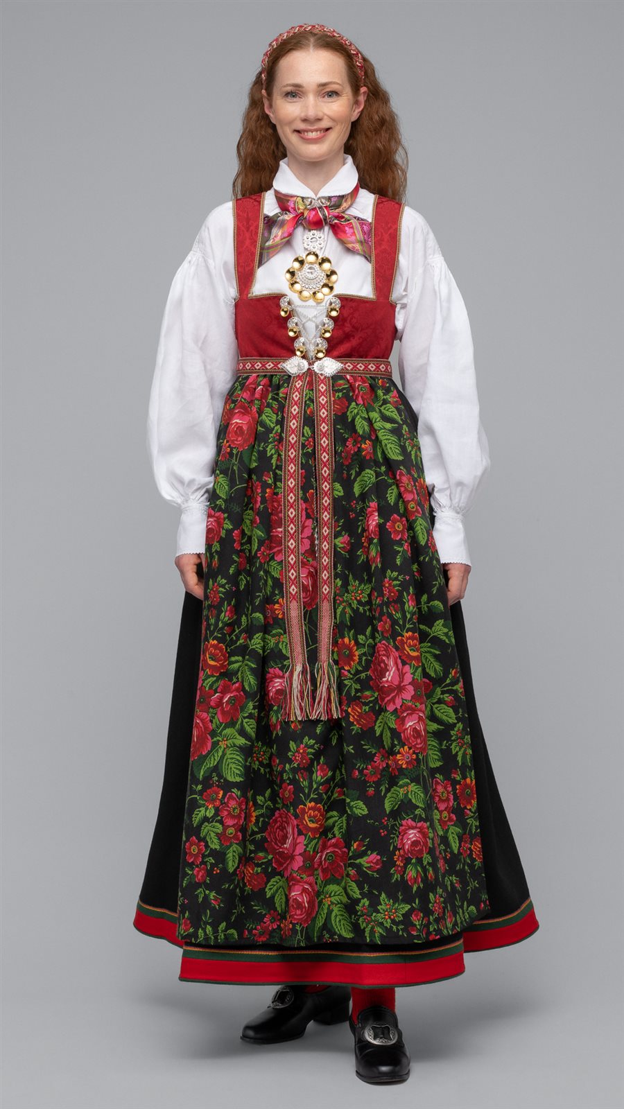 Åmlibunaden med ullmusselinforkle - Norsk Flid nettbutikk og bunader