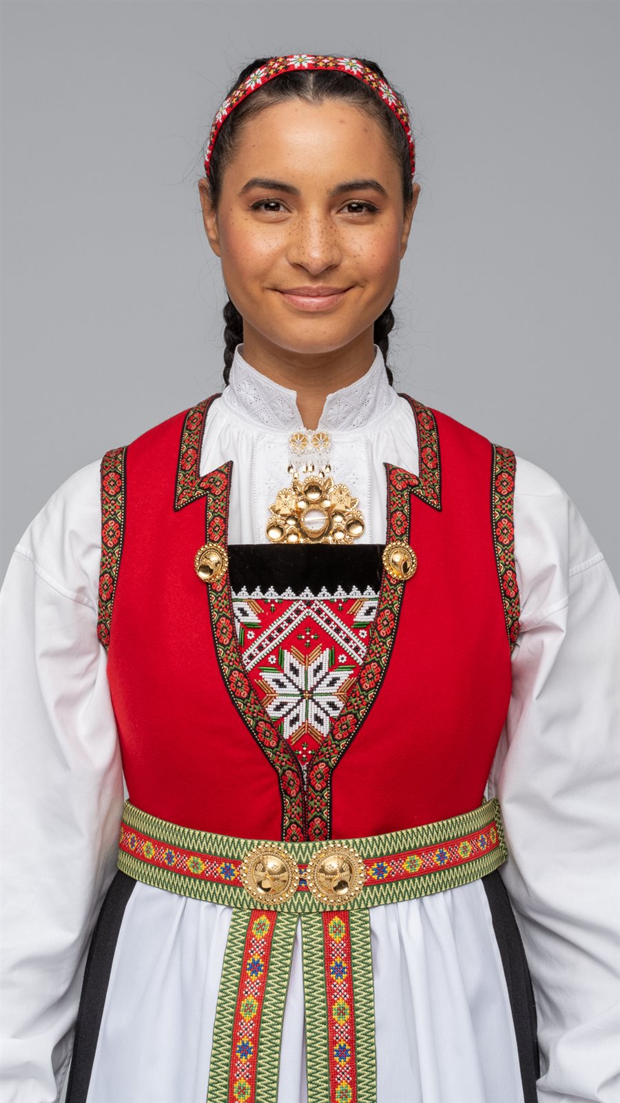 Hardangerbunad Kvam damebunad rødt liv - Norsk Flid nettbutikk og bunader