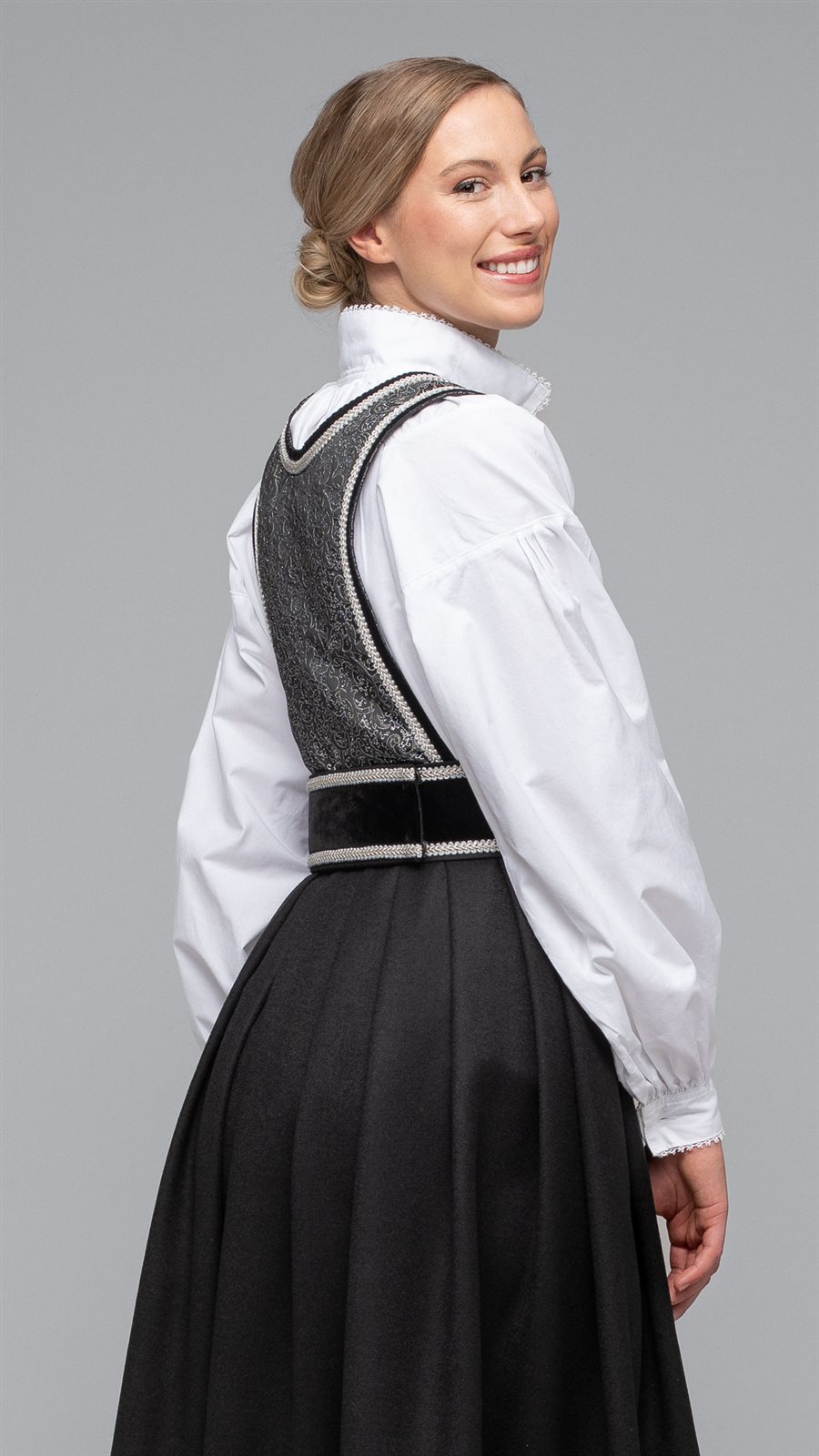 Alexandra grå med sort skjørt - Trøndelag - Festdrakter - Norsk Flid ...