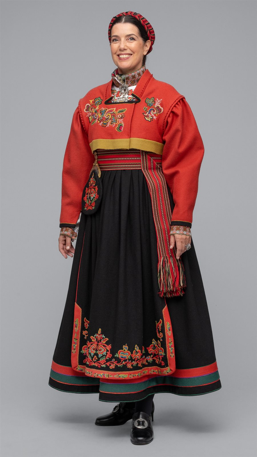 Øst-Telemark Raudtrøyebunad - Norsk Flid nettbutikk og bunader