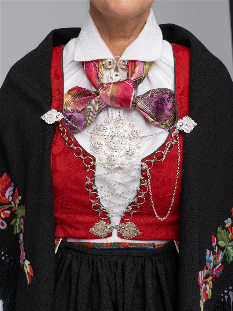 Sølv - Bunad fra Vest-Agder med rynkestakk - Agder - Norsk Flid ...