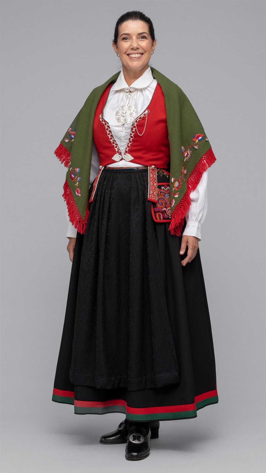 Bunad fra Vest-Agder med rynkestakk - Norsk Flid nettbutikk og bunader