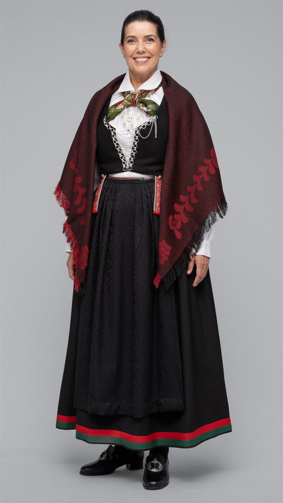 Bunad fra Vest-Agder med rynkestakk - Norsk Flid nettbutikk og bunader