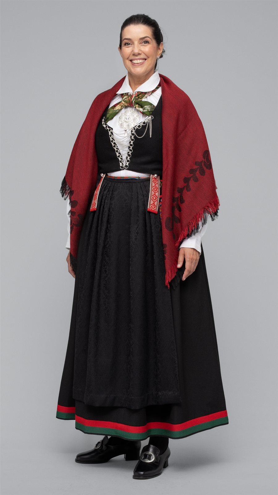 Bunad fra Vest-Agder med rynkestakk - Norsk Flid nettbutikk og bunader