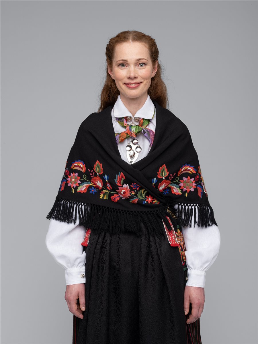 Bunad fra Vest-Agder med stripestakk - Norsk Flid nettbutikk og bunader