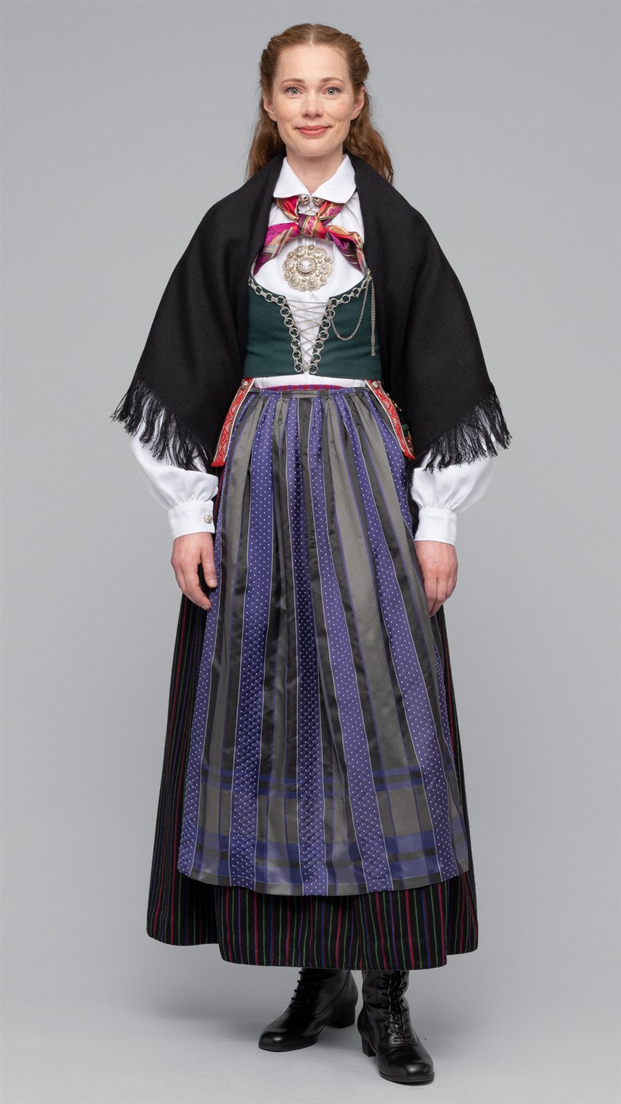 Vest-Agder bunad med stripestakk og stripet bomullsforkle - Norsk Flid ...