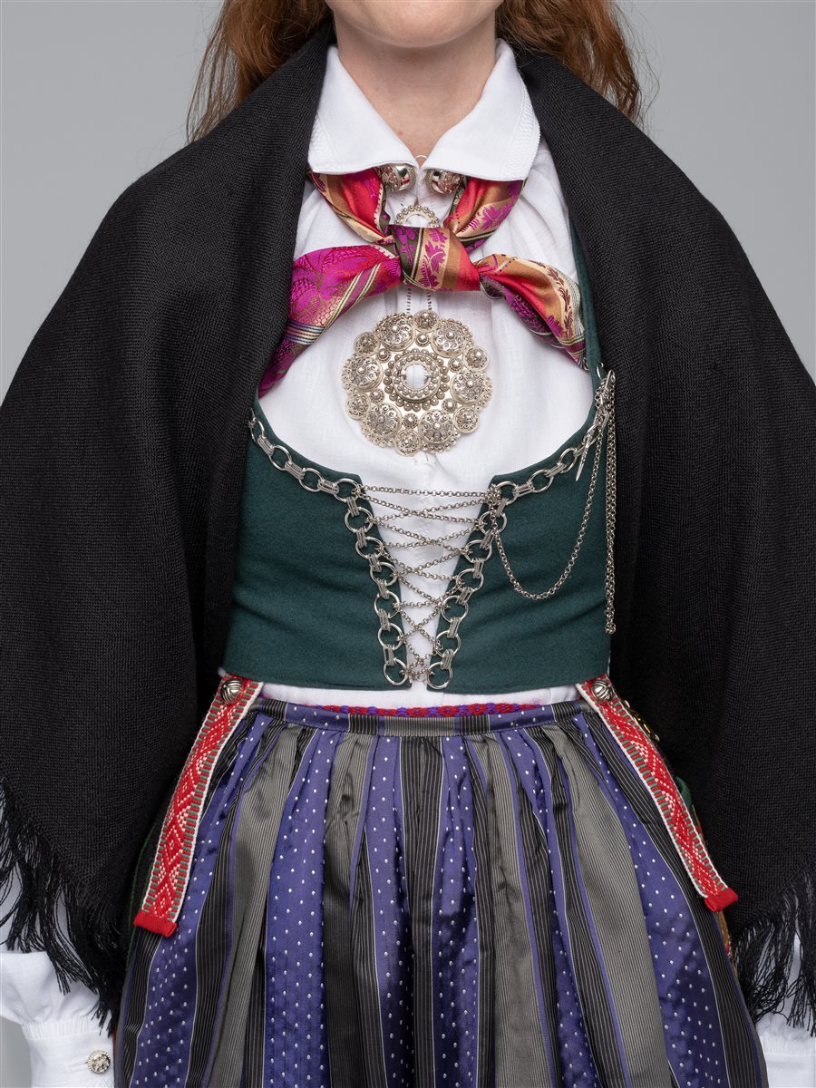 Bunad fra Vest-Agder med stripestakk - Norsk Flid nettbutikk og bunader