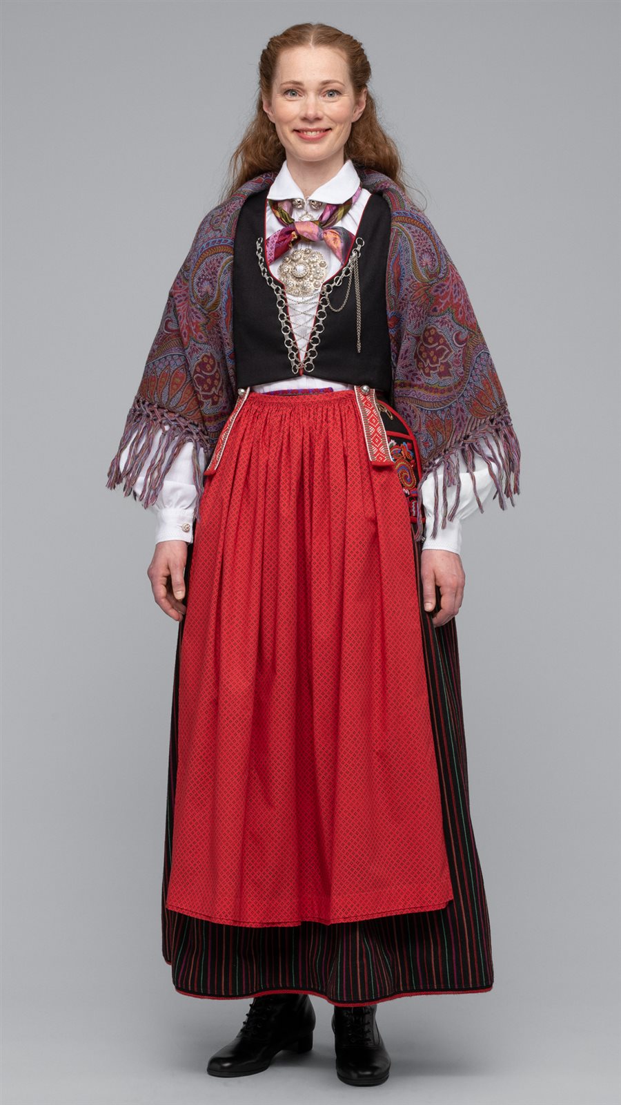 Vest-Agderbunad med rødt forkle - Bunad fra Vest-Agder med stripestakk ...