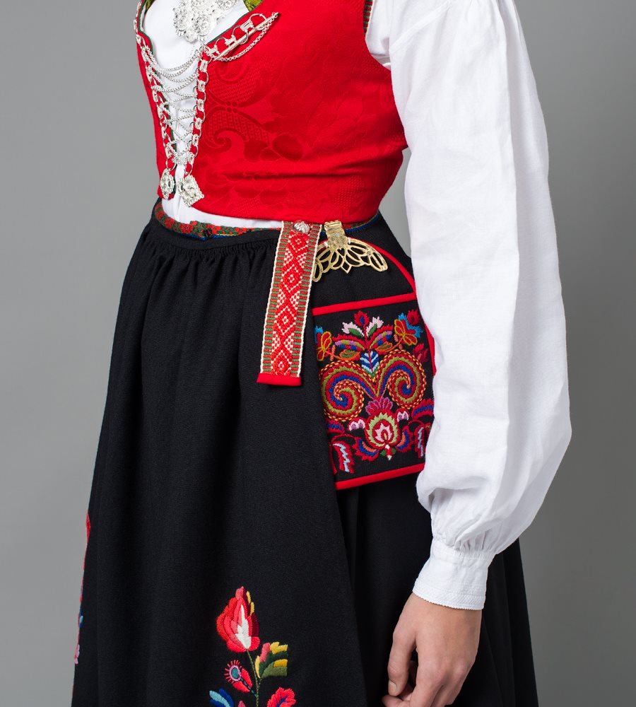 Bunad fra Vest-Agder med rynkestakk - Norsk Flid nettbutikk og bunader