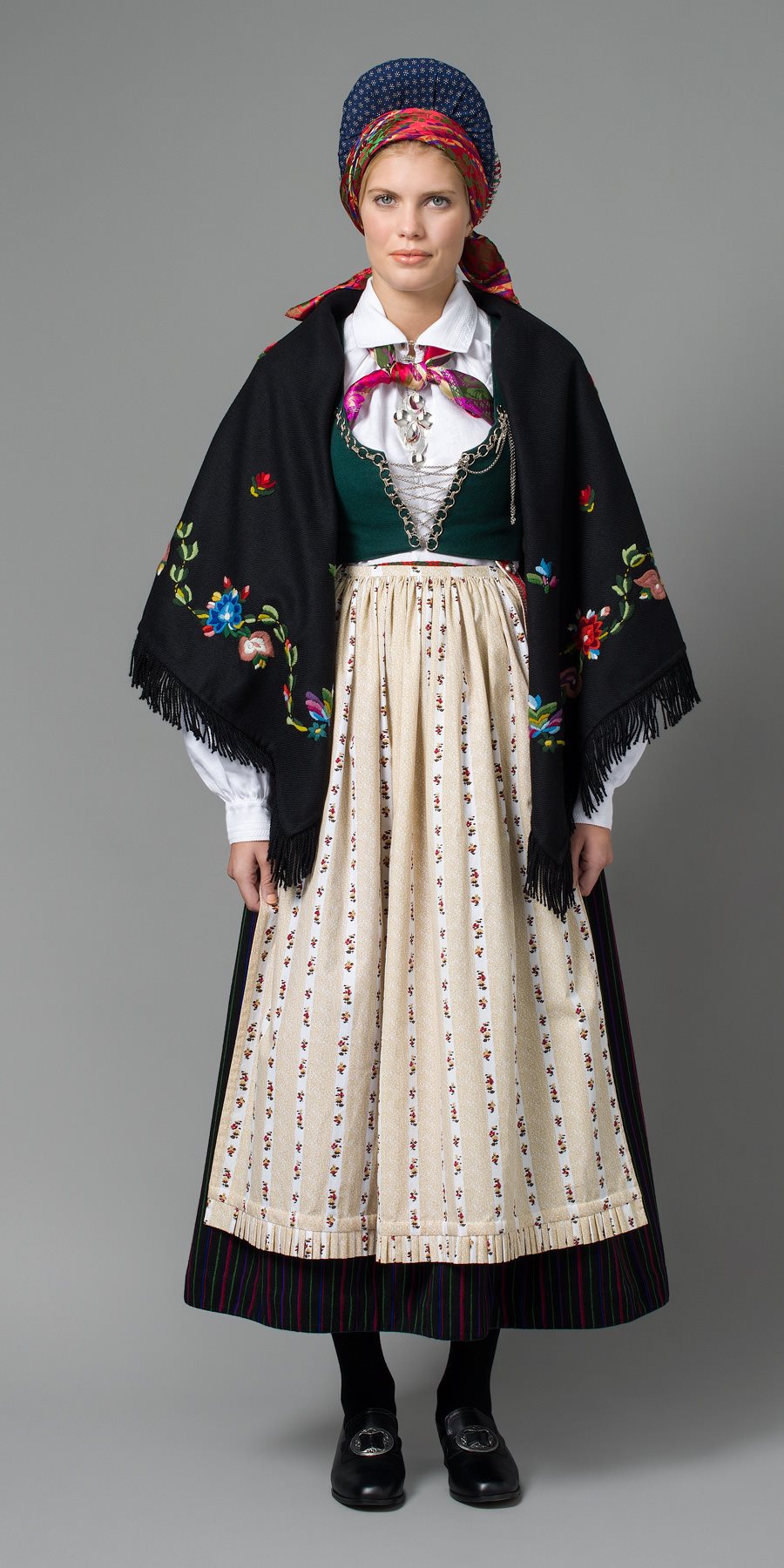 Bunad fra Vest-Agder med stripestakk - Norsk Flid nettbutikk og bunader