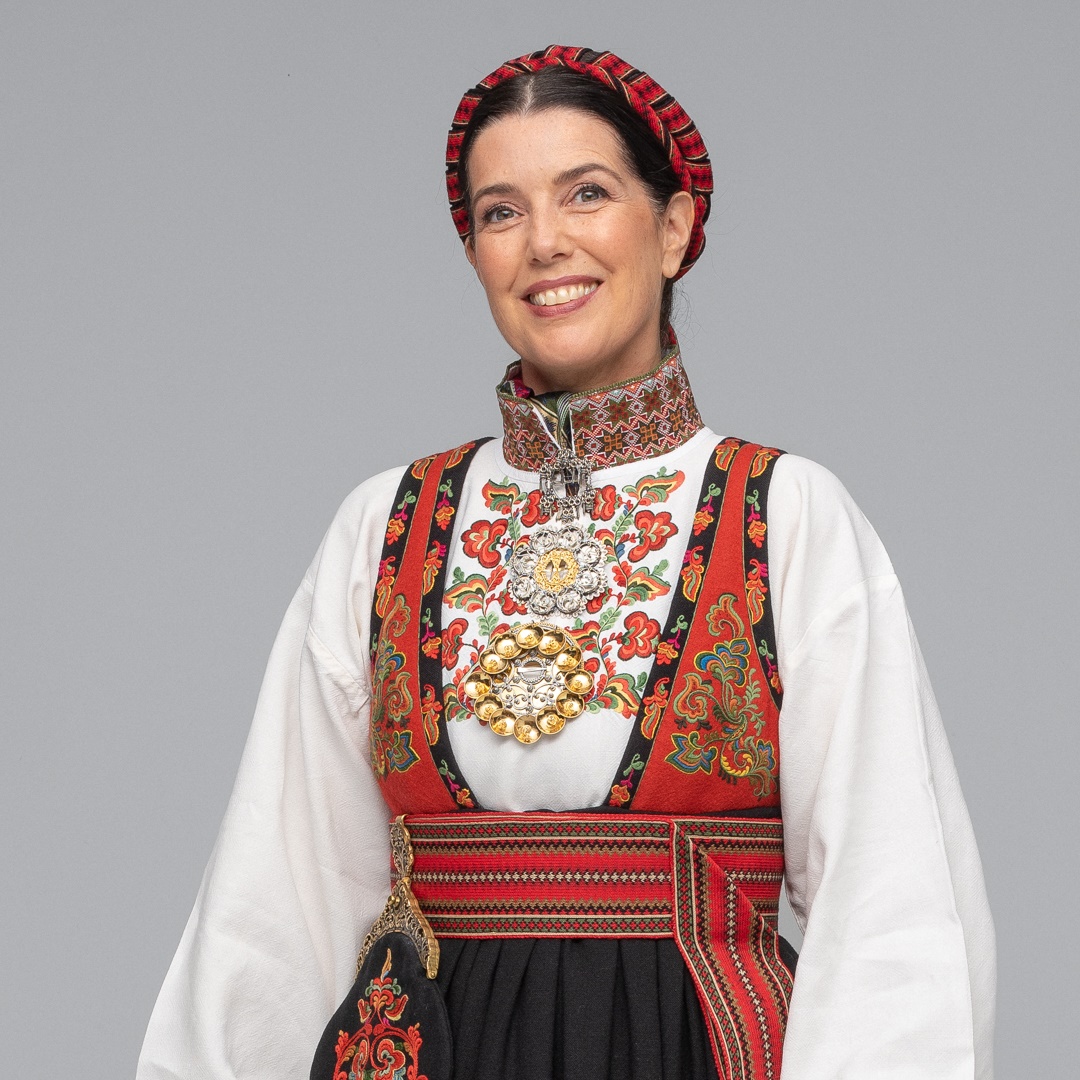 Øst-Telemark Raudtrøyebunad - Norsk Flid nettbutikk og bunader