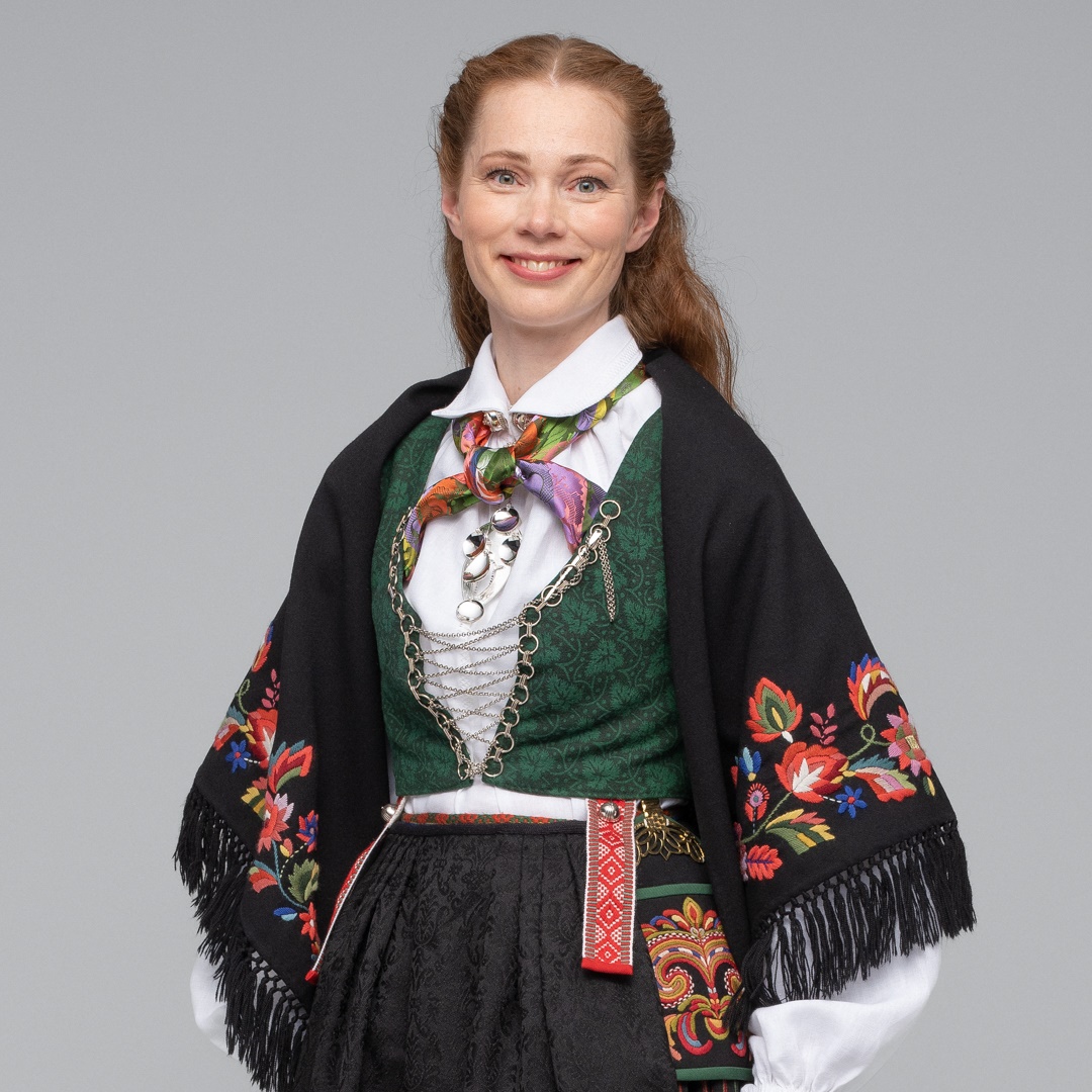 Bunad fra Vest-Agder med stripestakk - Norsk Flid nettbutikk og bunader