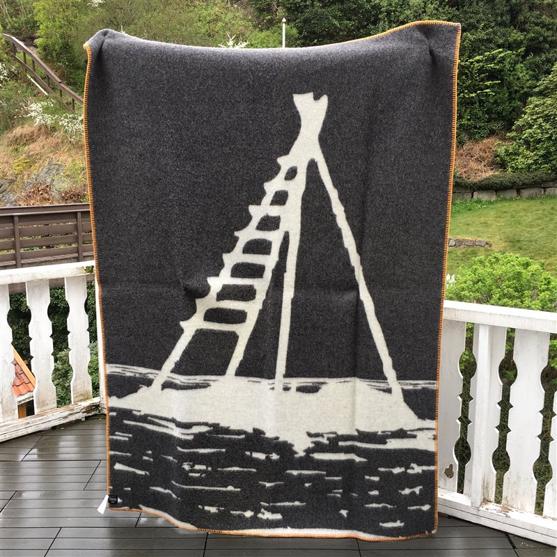 Pledd Laksestigen koksgrå - Norsk Flid nettbutikk og bunader