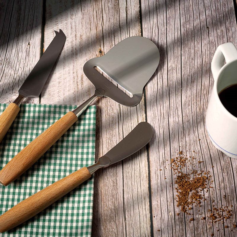 Ostehøvel med treskaft i eik, riller - Norsk Flid nettbutikk og bunader